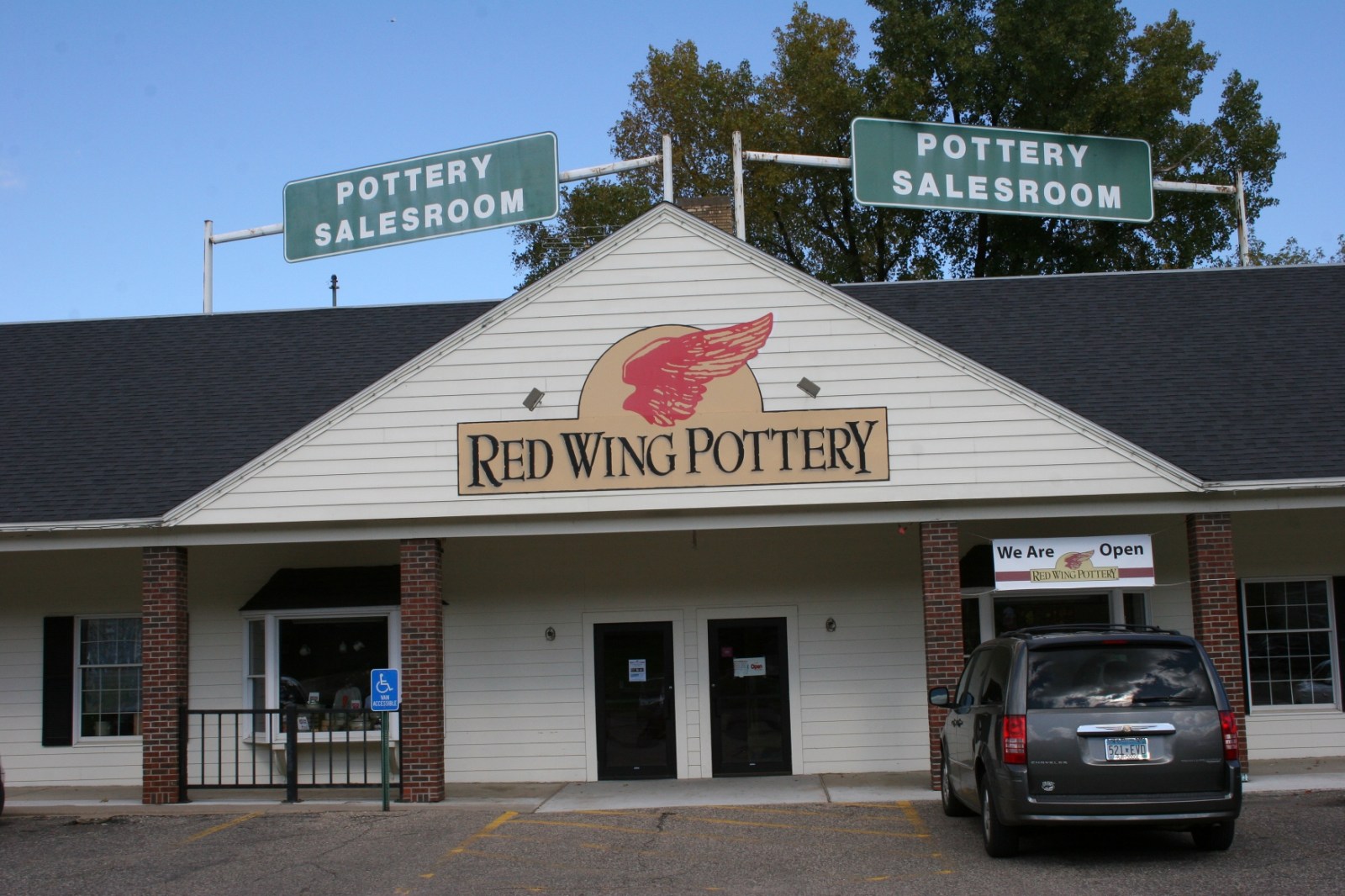 A photographic farewell to the Red Wing Pottery salesroom | Minnesota ...